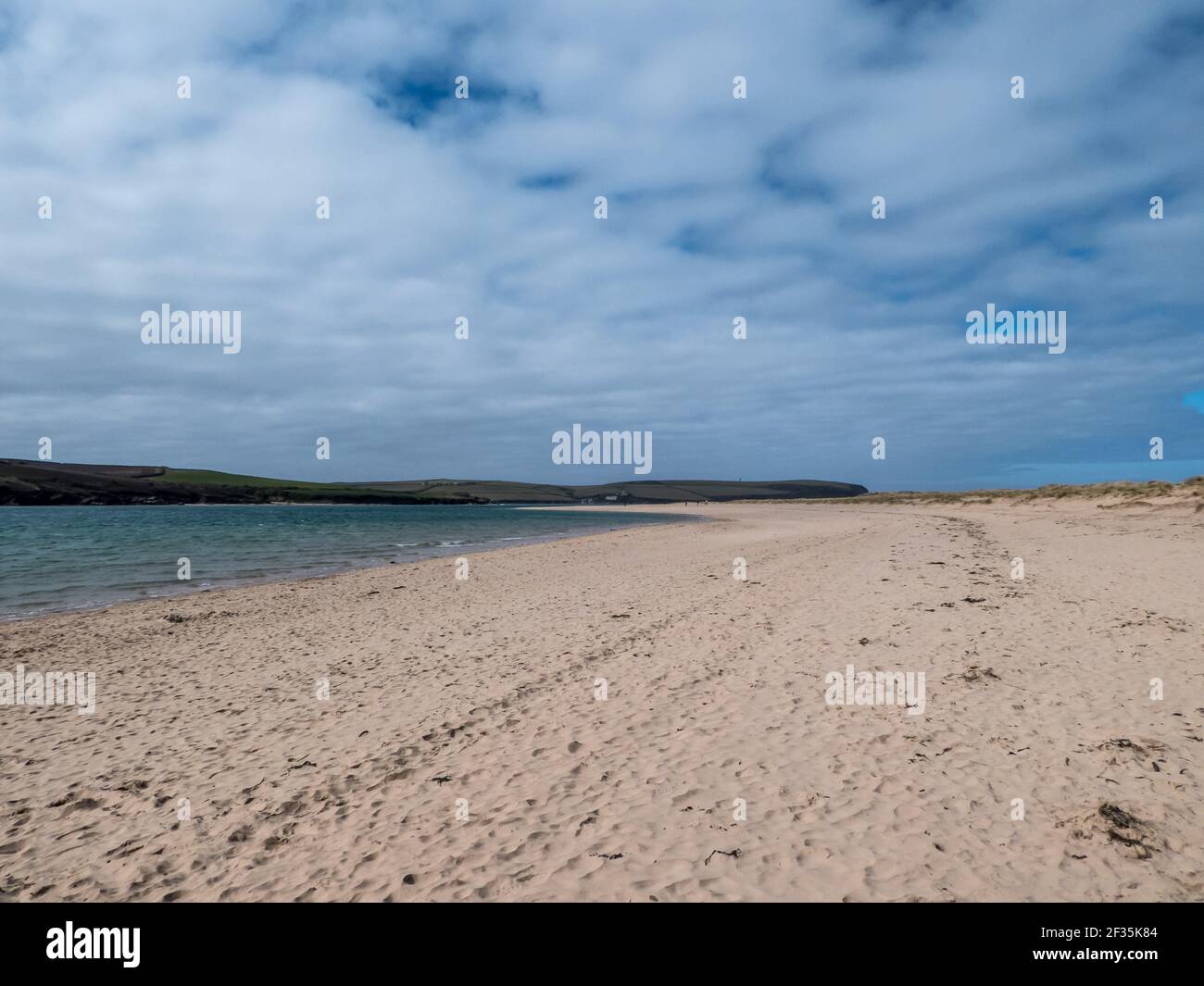 beautiful deserted beach in Cornwall Stock Photo - Alamy