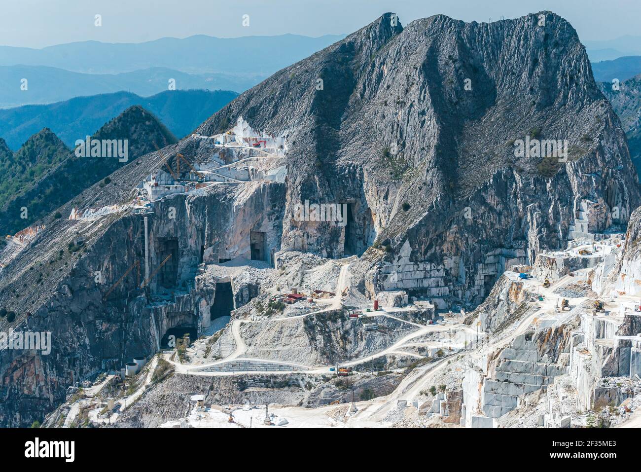Carrara marble quarry hi-res stock photography and images - Alamy