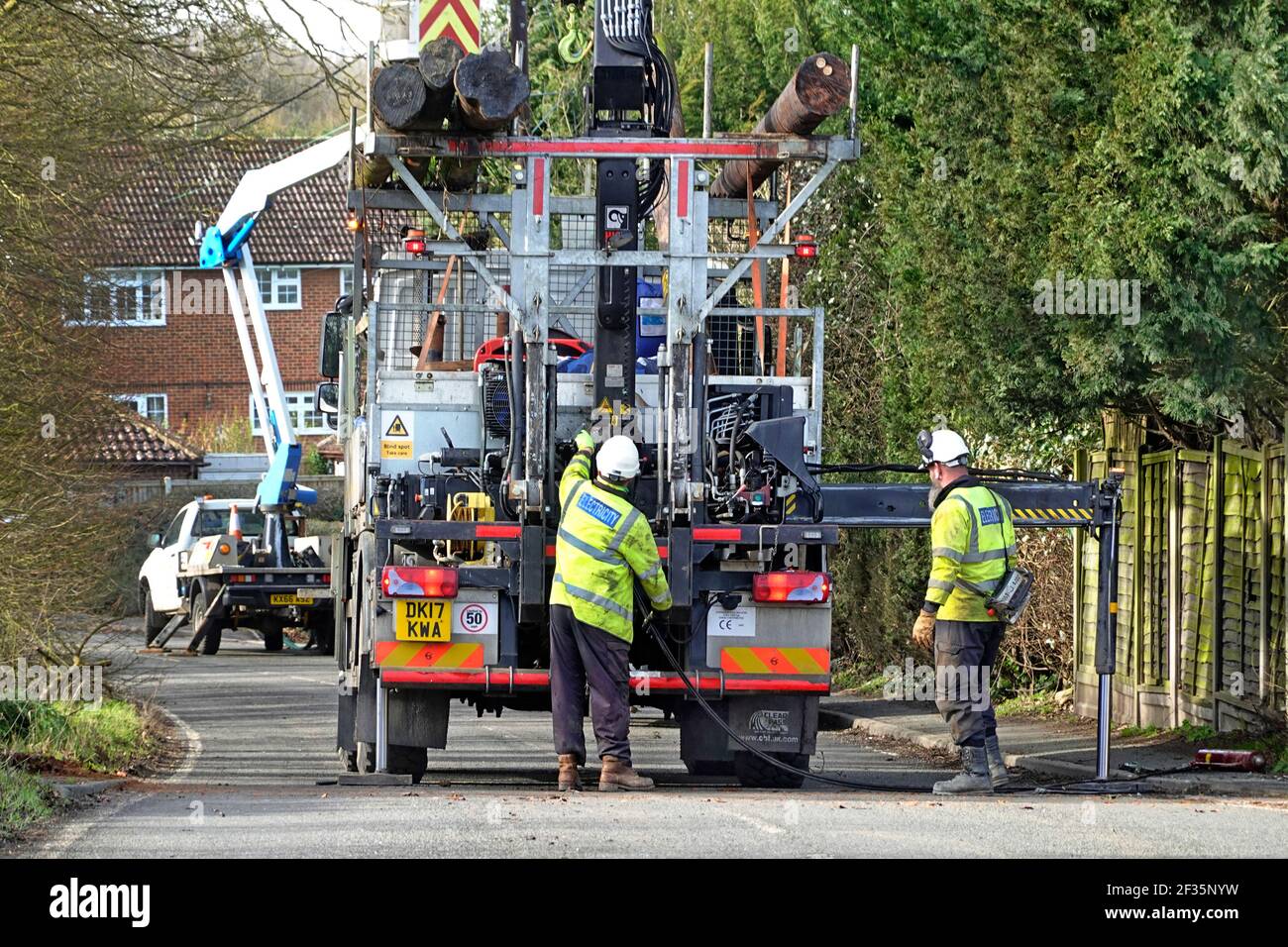 Specialised lorry truck team from UK Power Networks distribution ...