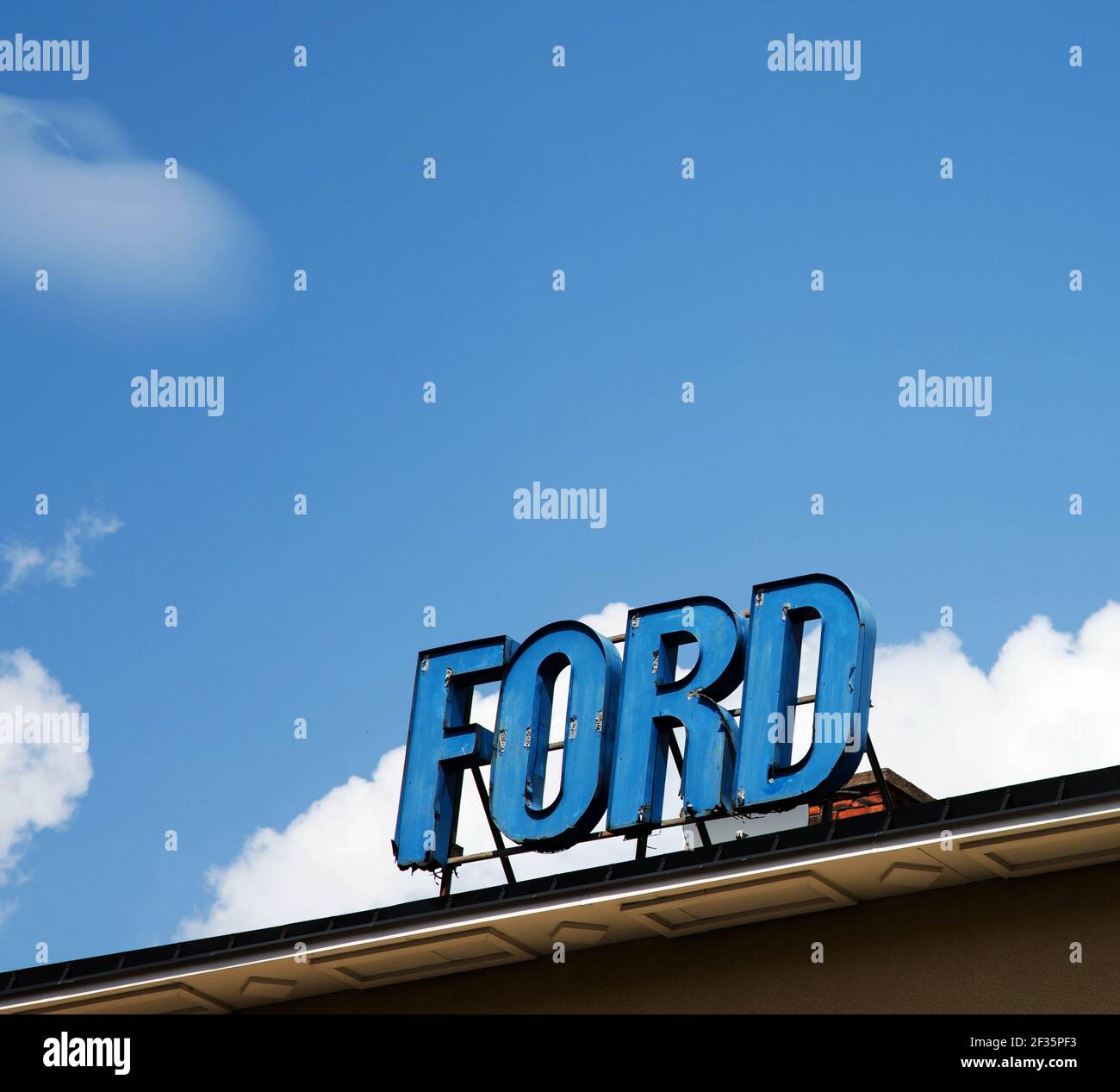 Ford logotype hi-res stock photography and images - Alamy
