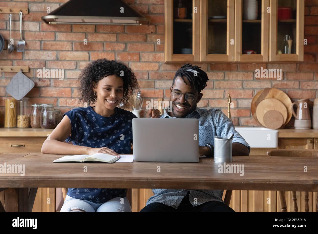 Couple study hi-res stock photography and images - Alamy