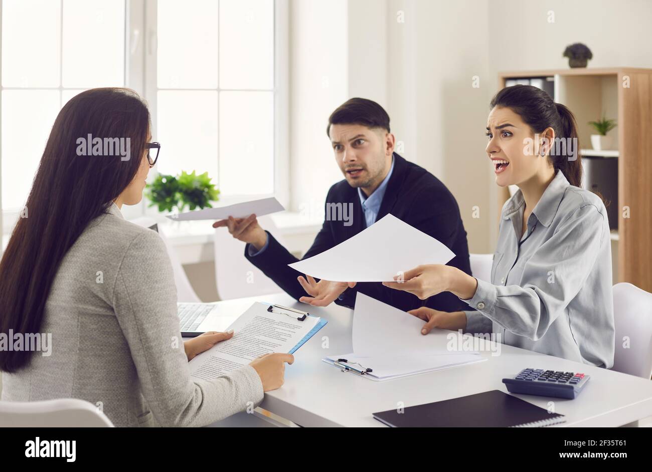 Couple and money and argument hi-res stock photography and images - Alamy