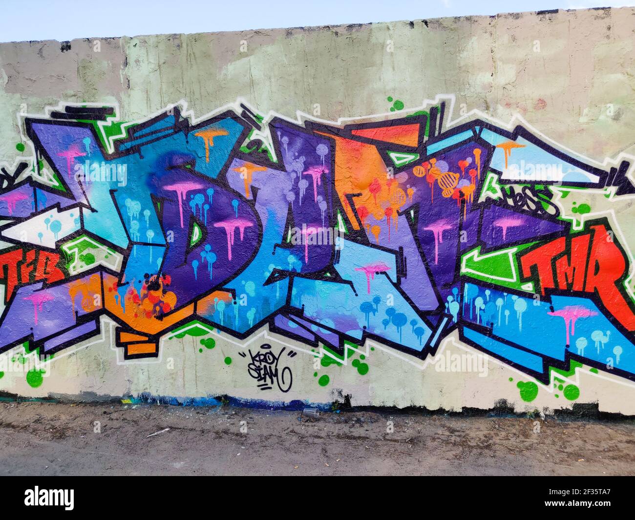 Berlin street art graffiti yellow hi-res stock photography and images ...
