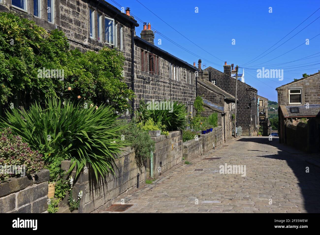 View down Towngate, Heptonstall Stock Photo - Alamy
