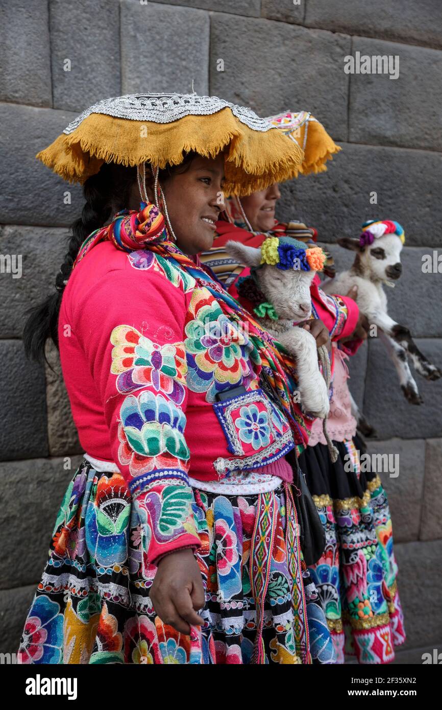Quechua women hi-res stock photography and images - Alamy