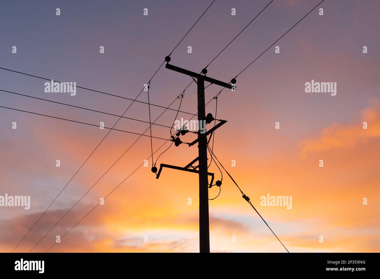 Electricity pylon and electric cables hi-res stock photography and ...
