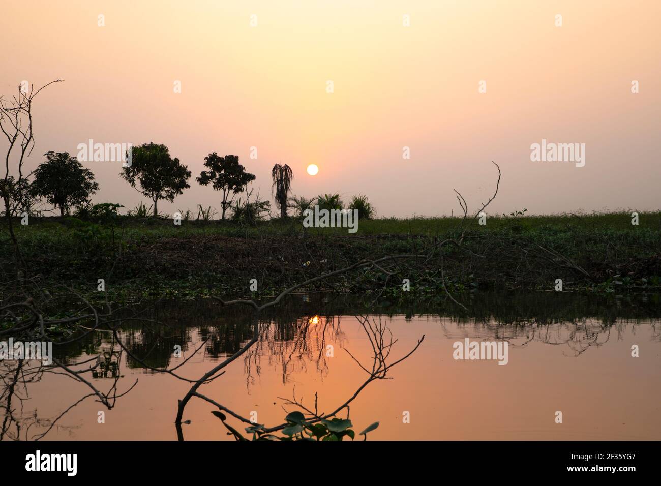 Beautiful landscape sunset pond hi-res stock photography and images - Alamy