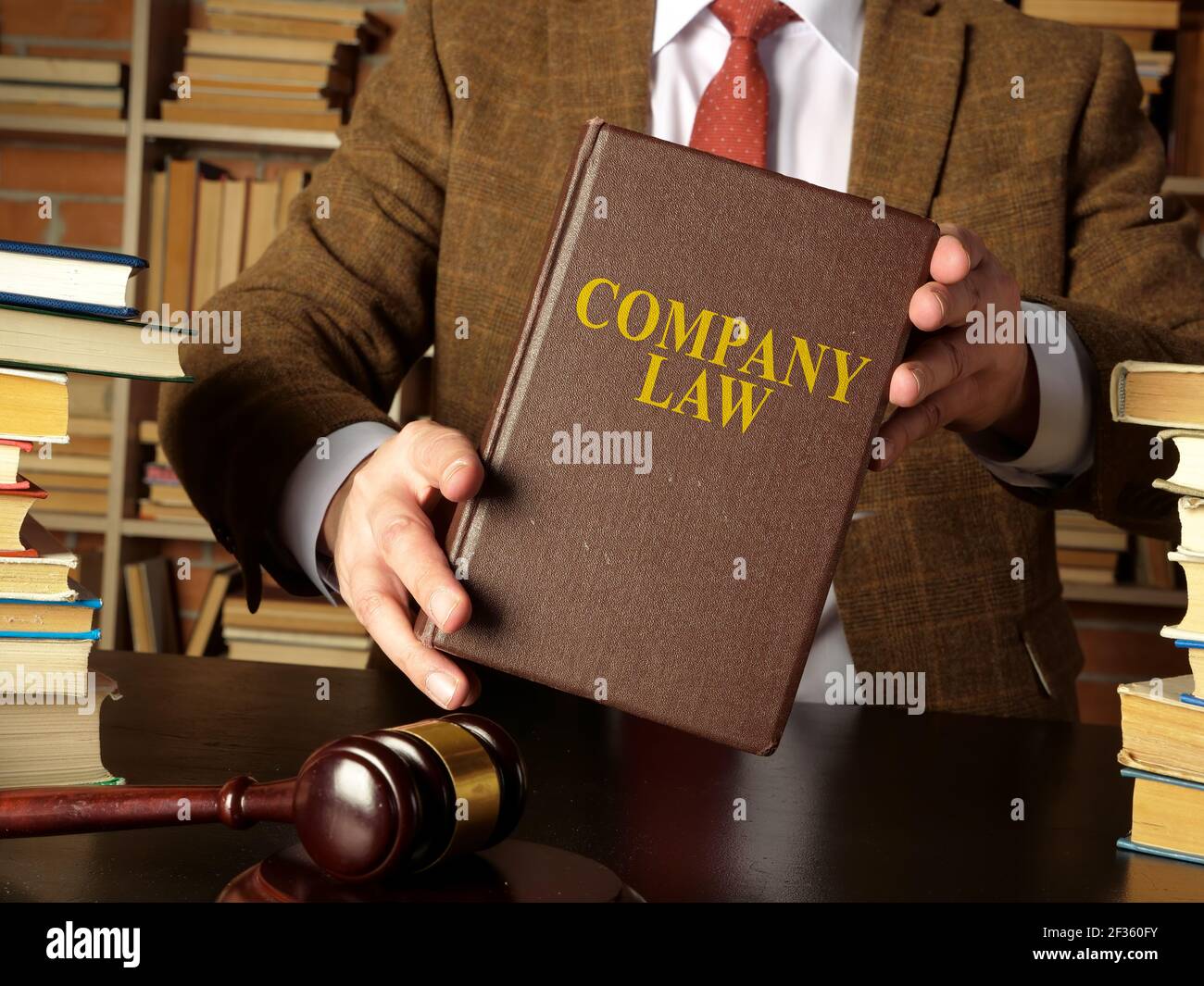 Company at table hi-res stock photography and images - Alamy