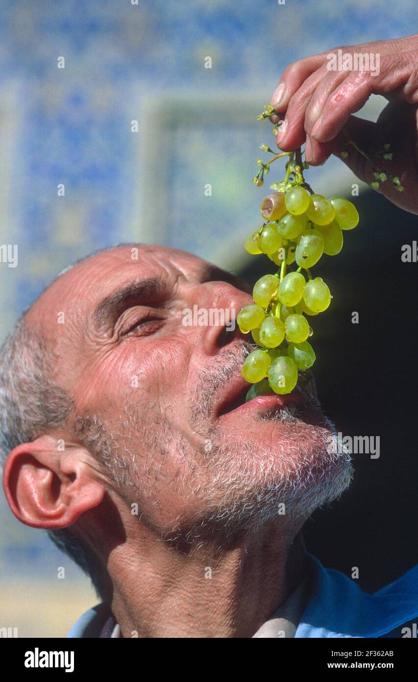 Man eating bunch white grapes Isfahan Iran Stock Photo - Alamy