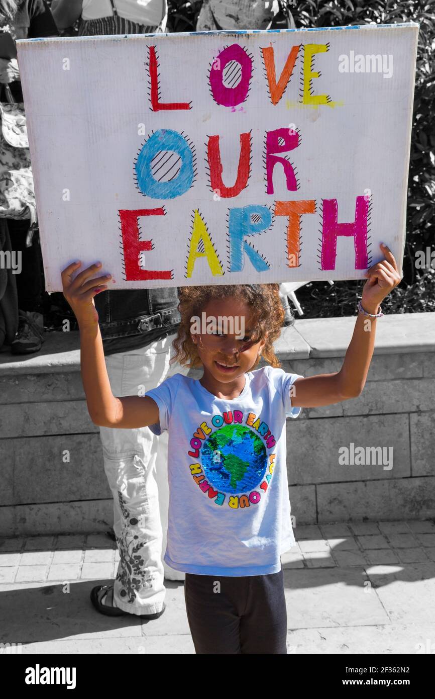 Children holding protest signs hi-res stock photography and images - Alamy