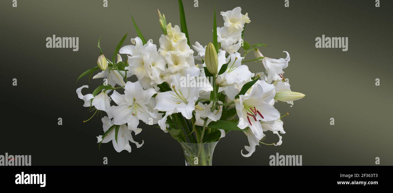 Impression bouquet de lys blanc Stock Photo - Alamy