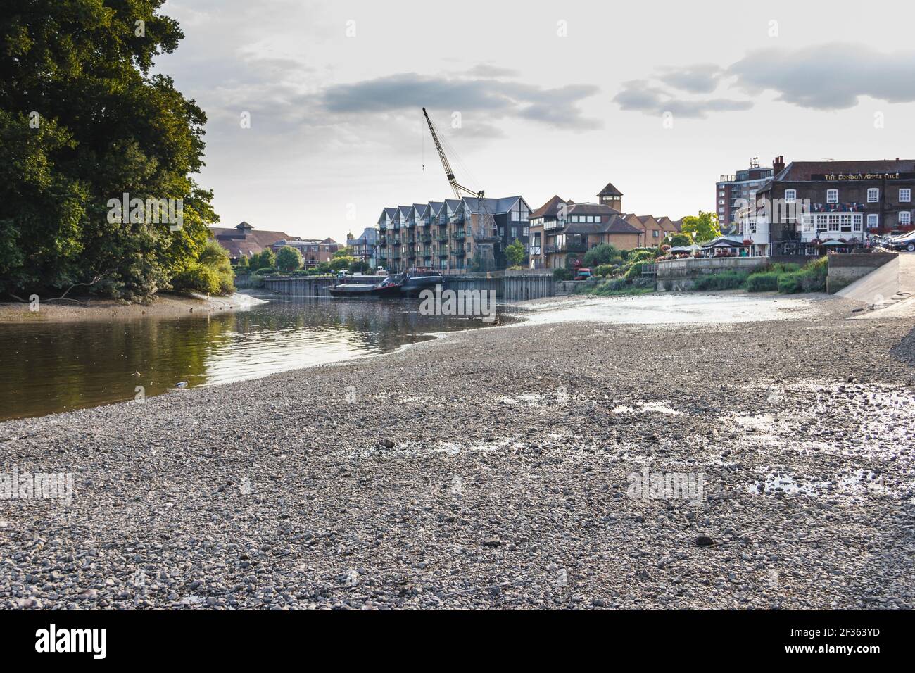The River Thames at Isleworth at low tide, Isleworth Ait on the left ...
