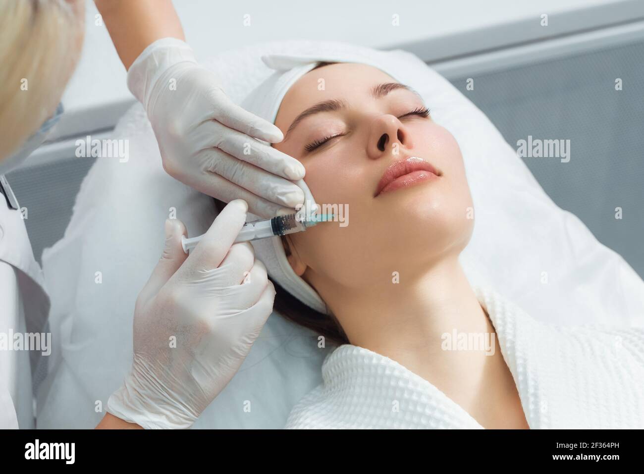 Doctor injection lady hi-res stock photography and images - Alamy