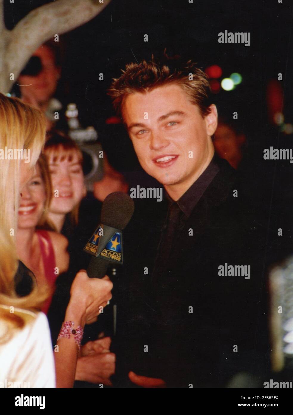Leonardo dicaprio beach 2000 hi-res stock photography and images - Alamy