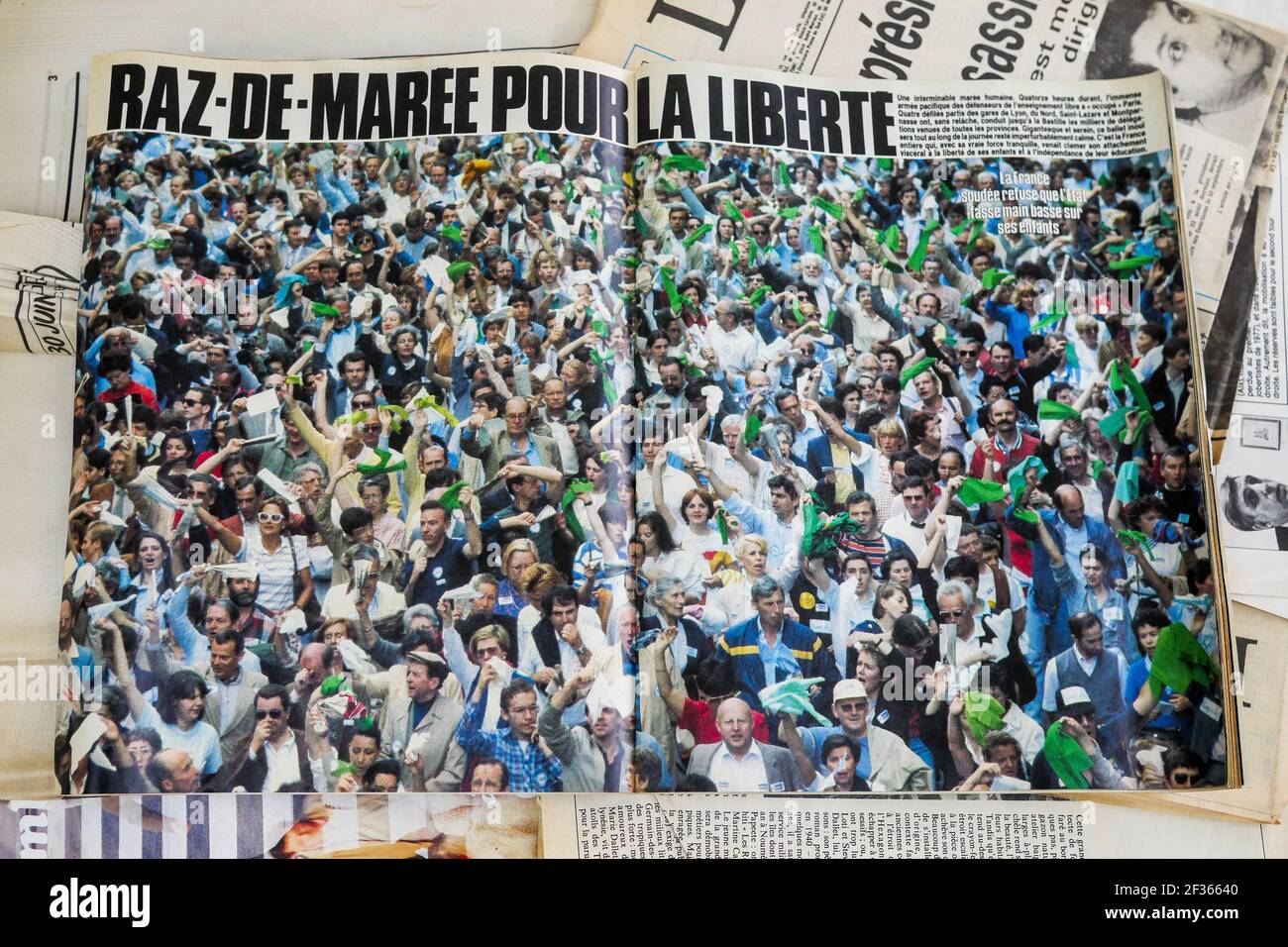 Paris match and magazine hi-res stock photography and images - Alamy