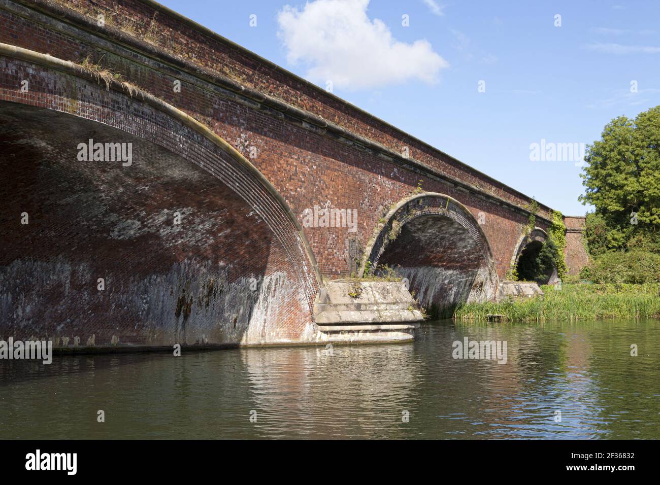 Brick railway bridge uk hi-res stock photography and images - Alamy