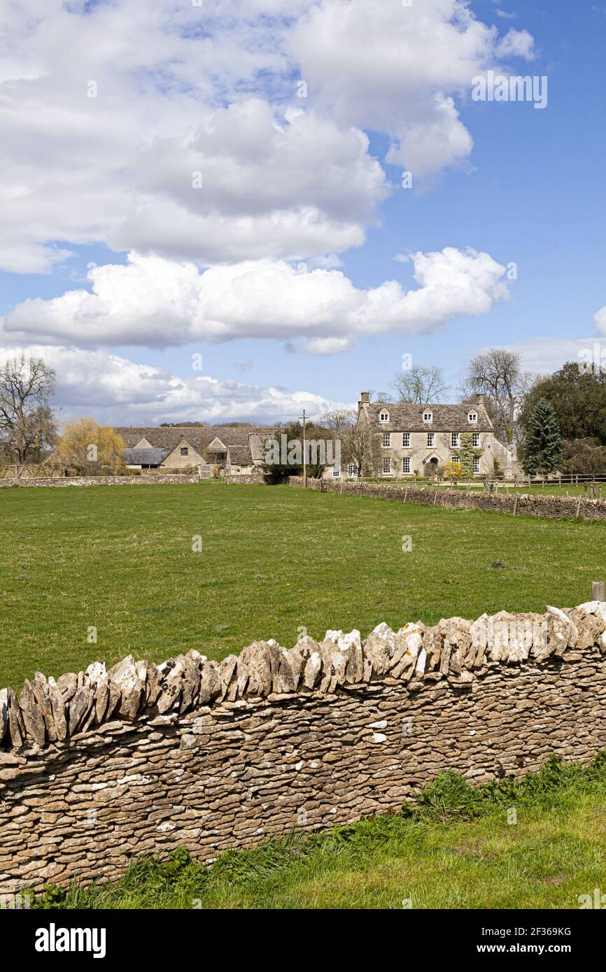 Cotswold farmhouse attractive hi-res stock photography and images - Alamy