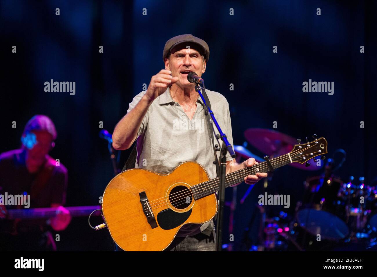 Music celebrity flat cap hi-res stock photography and images - Alamy