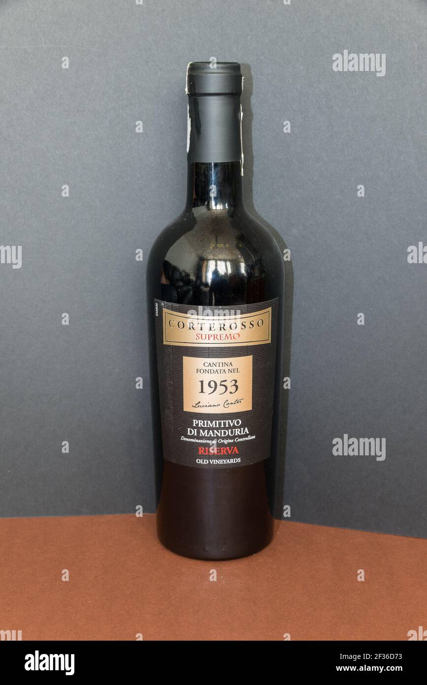 Bottle of red wine Stock Photo - Alamy