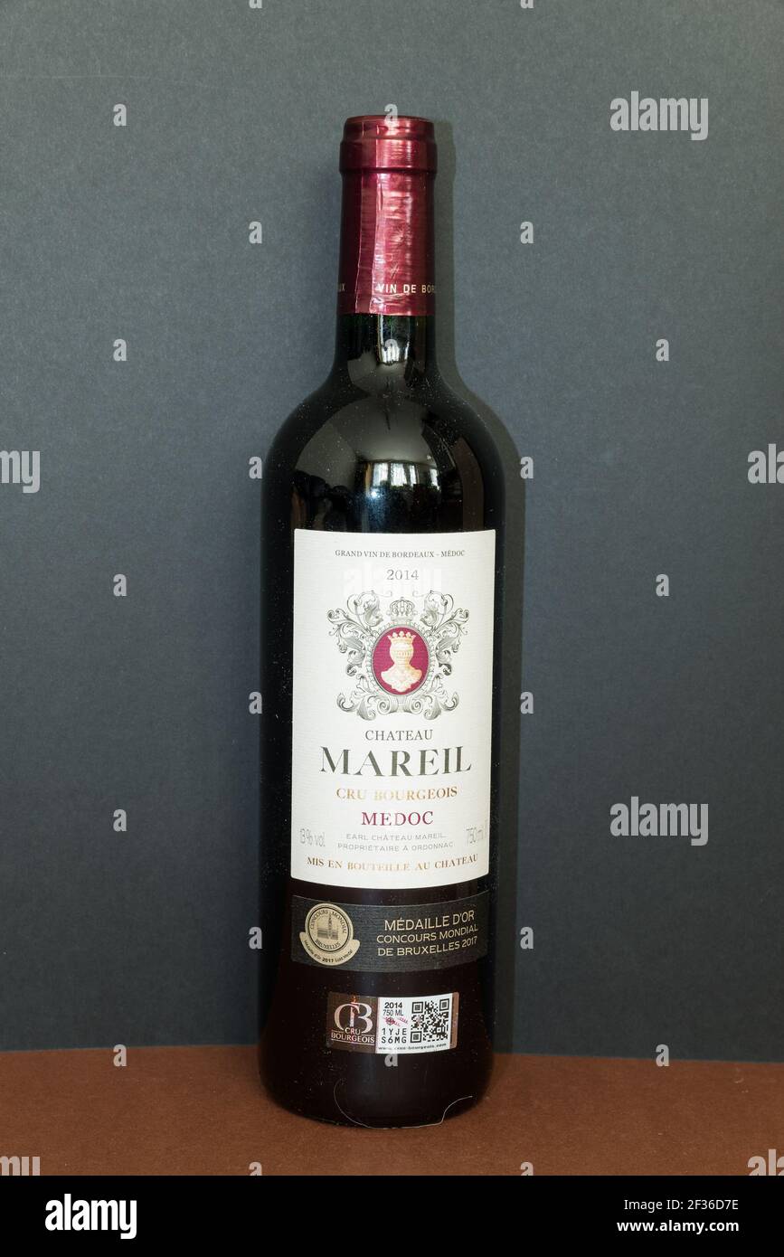 Bottle of red wine Stock Photo - Alamy