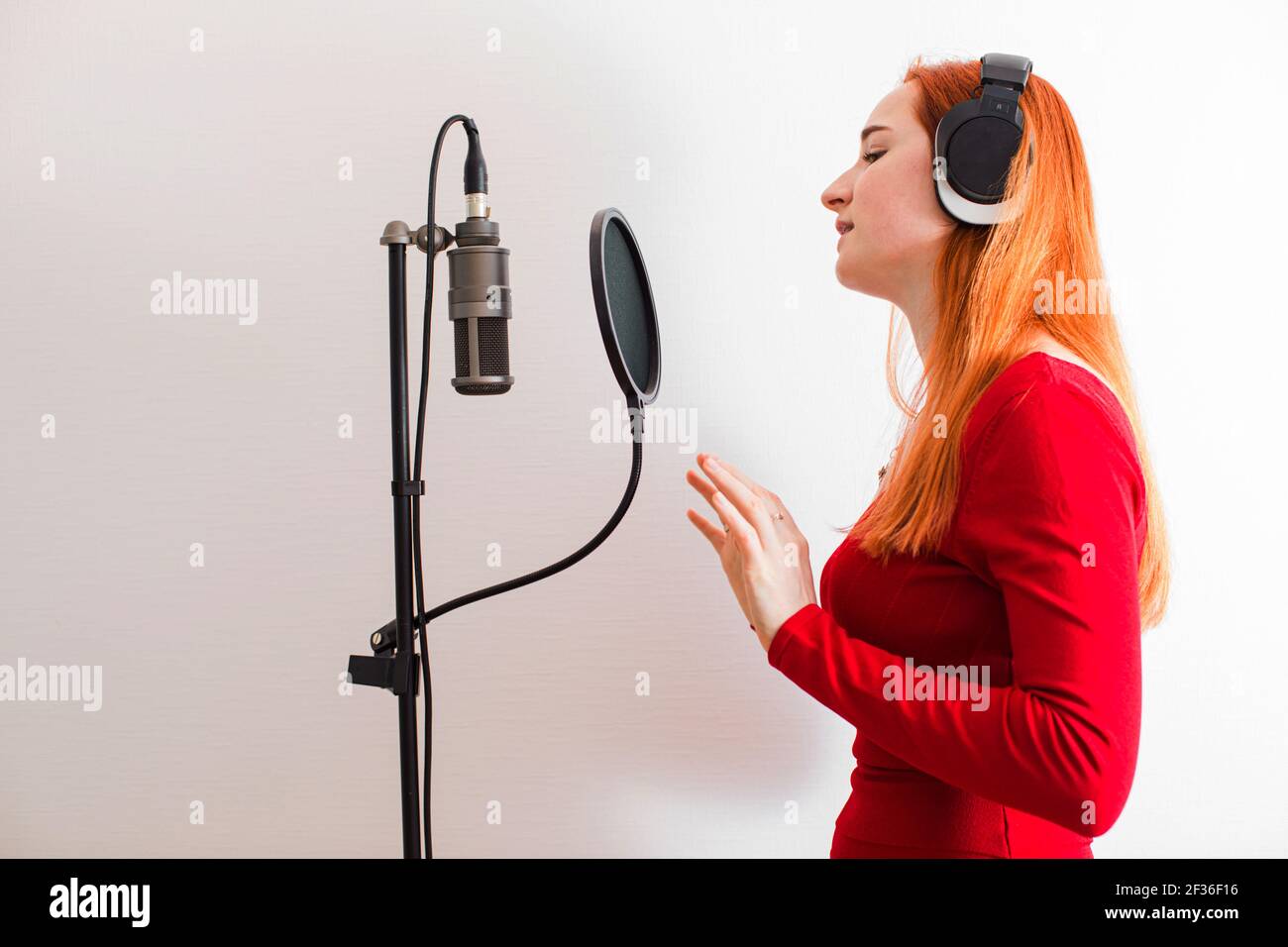 Celebrity music headphones microphone hi-res stock photography and ...