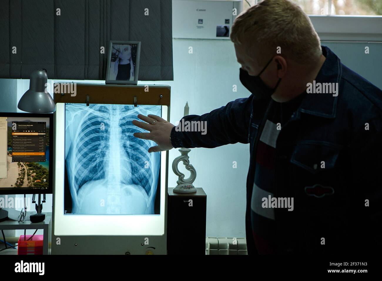 X ray center hi-res stock photography and images - Alamy