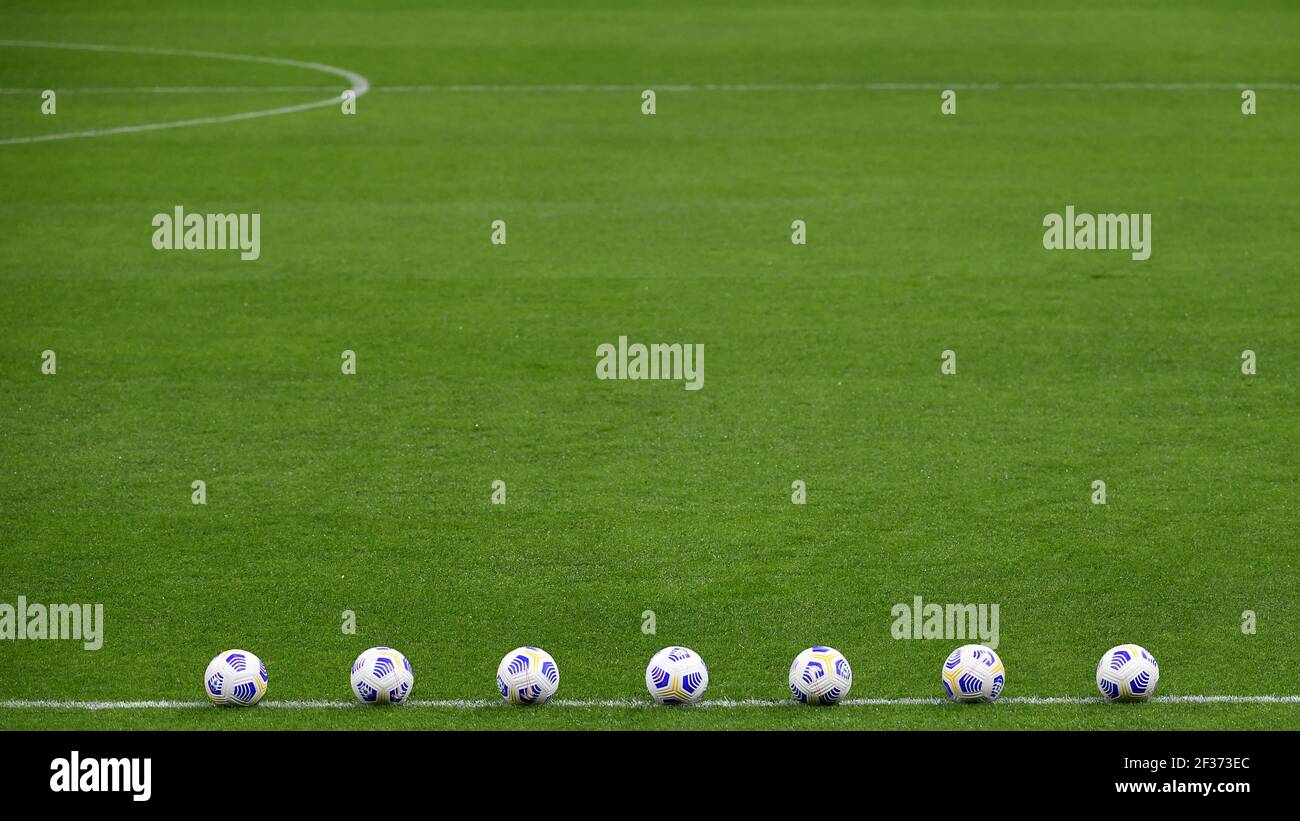 Row soccer balls pitch hi-res stock photography and images - Alamy