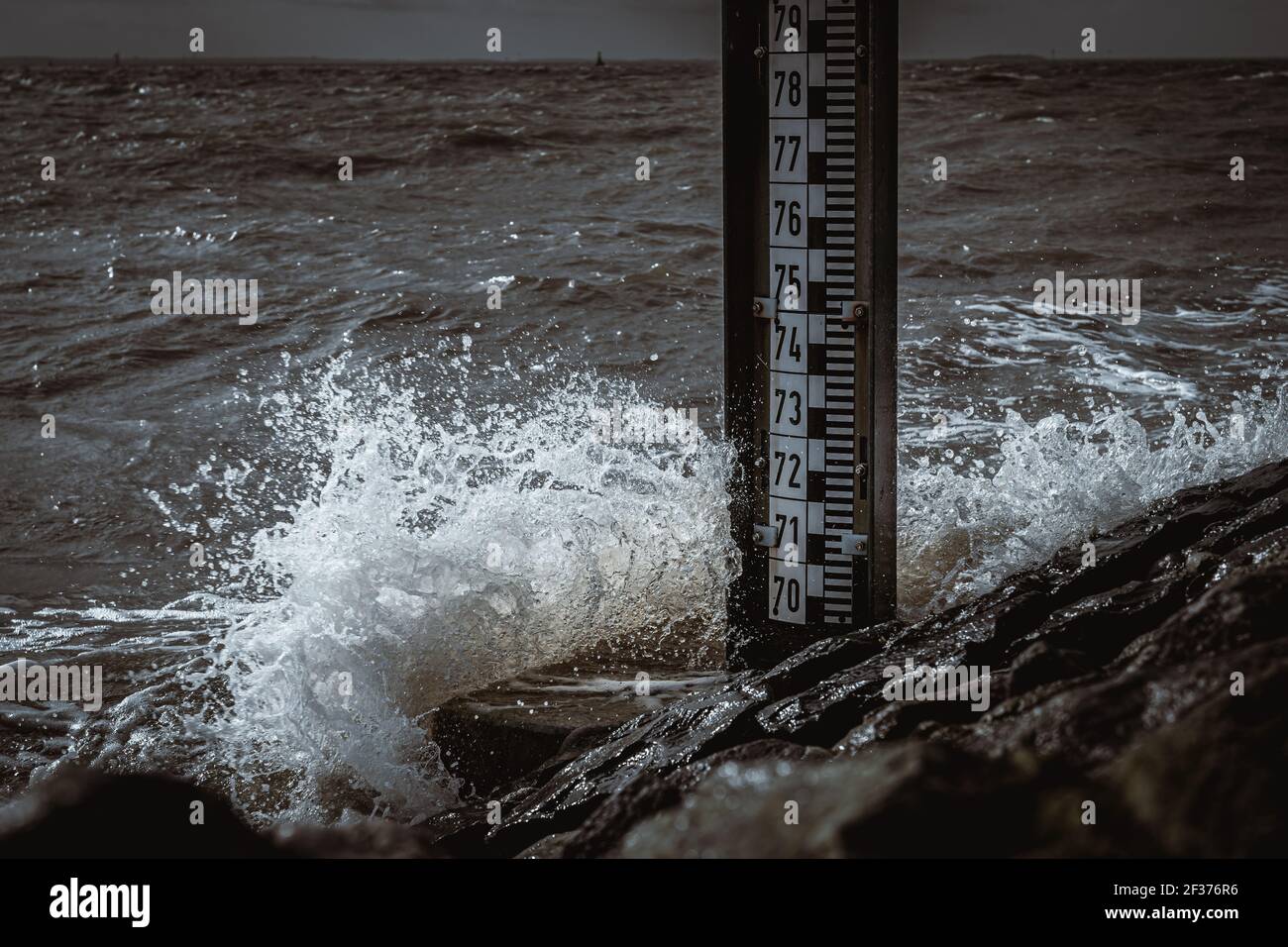 Shore water splashing hi-res stock photography and images - Alamy