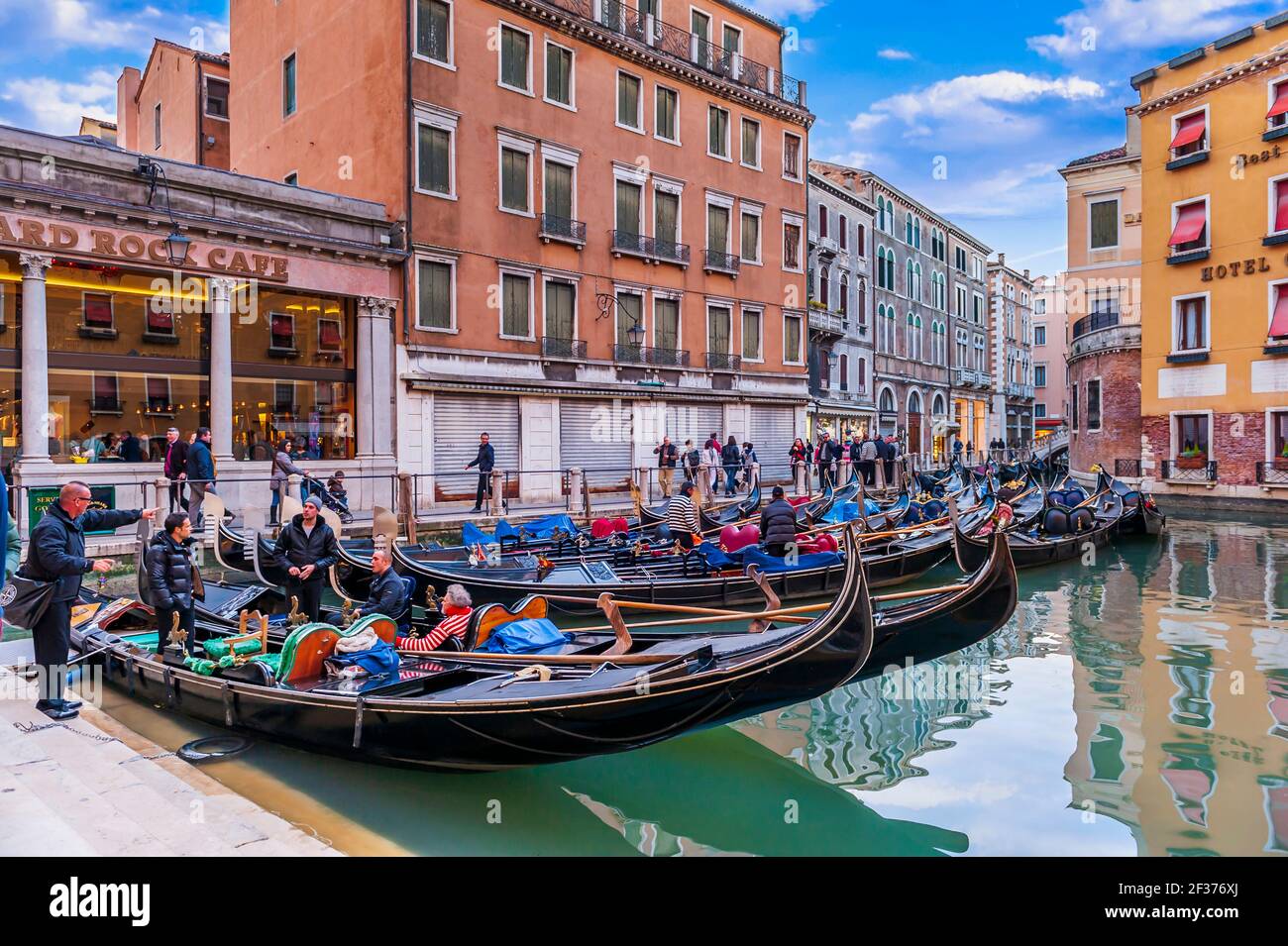 Gondolas on bacino hi-res stock photography and images - Alamy