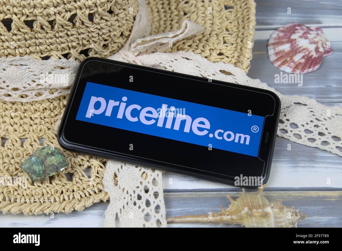 Priceline logo hi-res stock photography and images - Alamy
