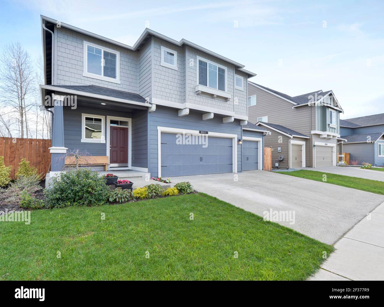 Modern residential front exterior Stock Photo - Alamy