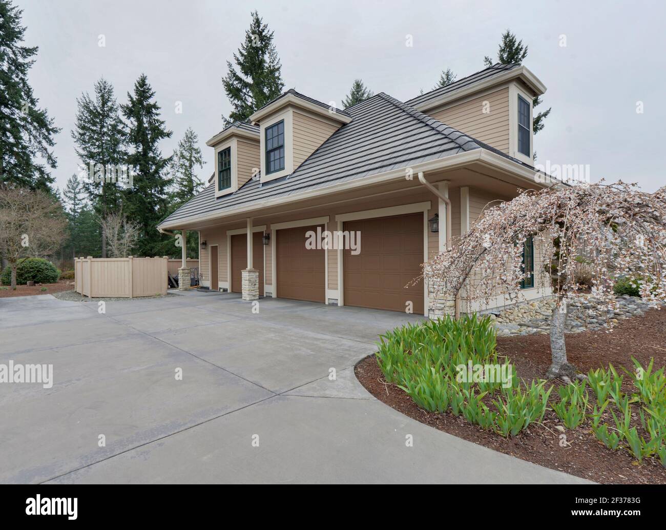 Modern residential front exterior Stock Photo - Alamy