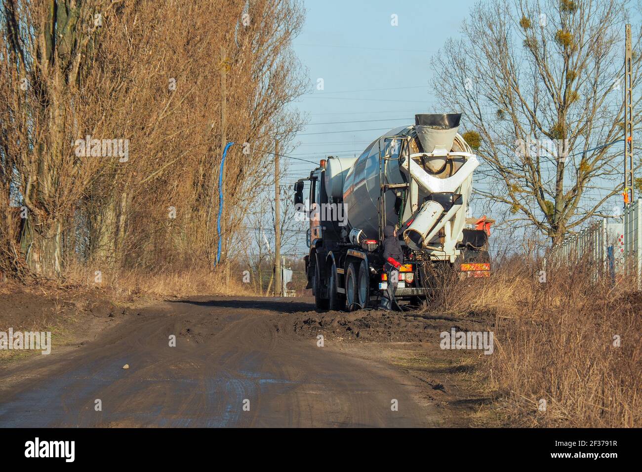 the driver washes the truck with a concrete mixer after work Stock ...