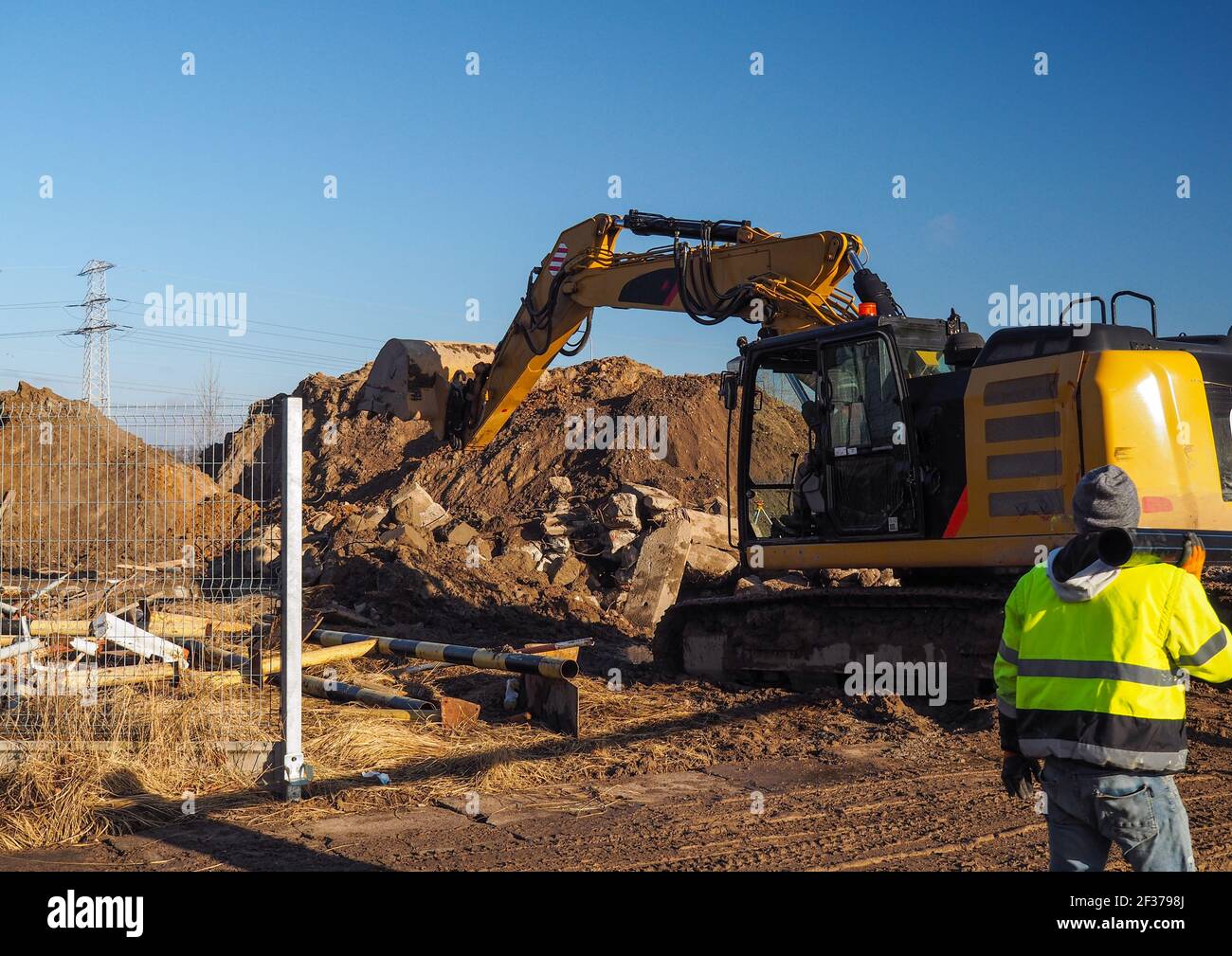 Construction worker carrying pipe hi-res stock photography and images ...