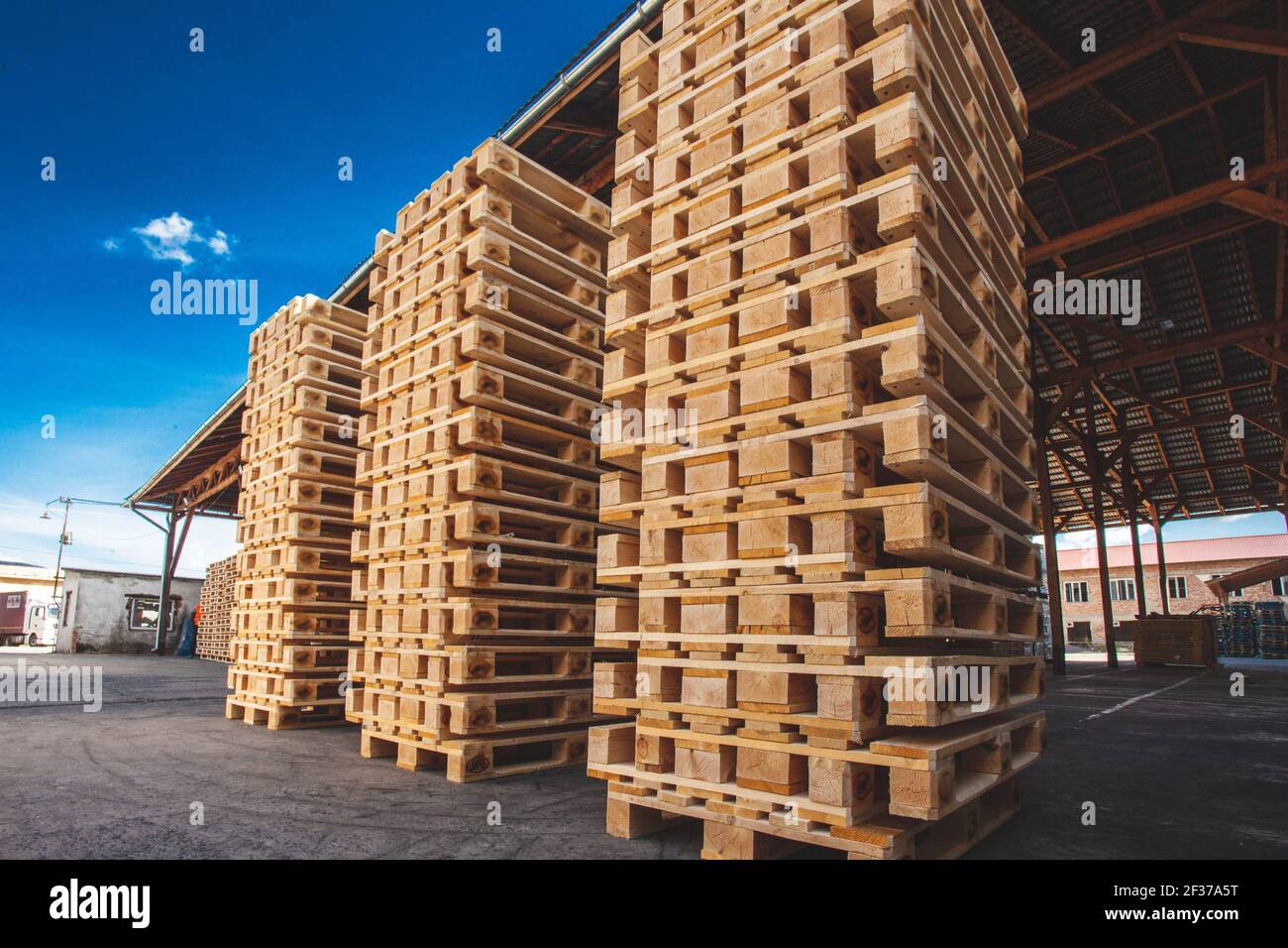 The pallets are located in the middle of the warehouse Stock Photo - Alamy