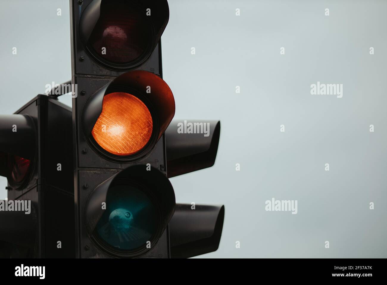 Yellow traffic signal hi-res stock photography and images - Alamy
