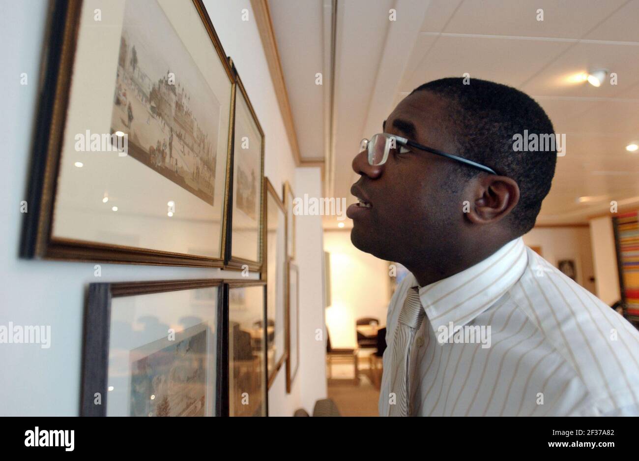 DAVID LAMMY IN HIS ART FILLED OFFICE, 24/11/05 TOM PILSTON Stock Photo ...