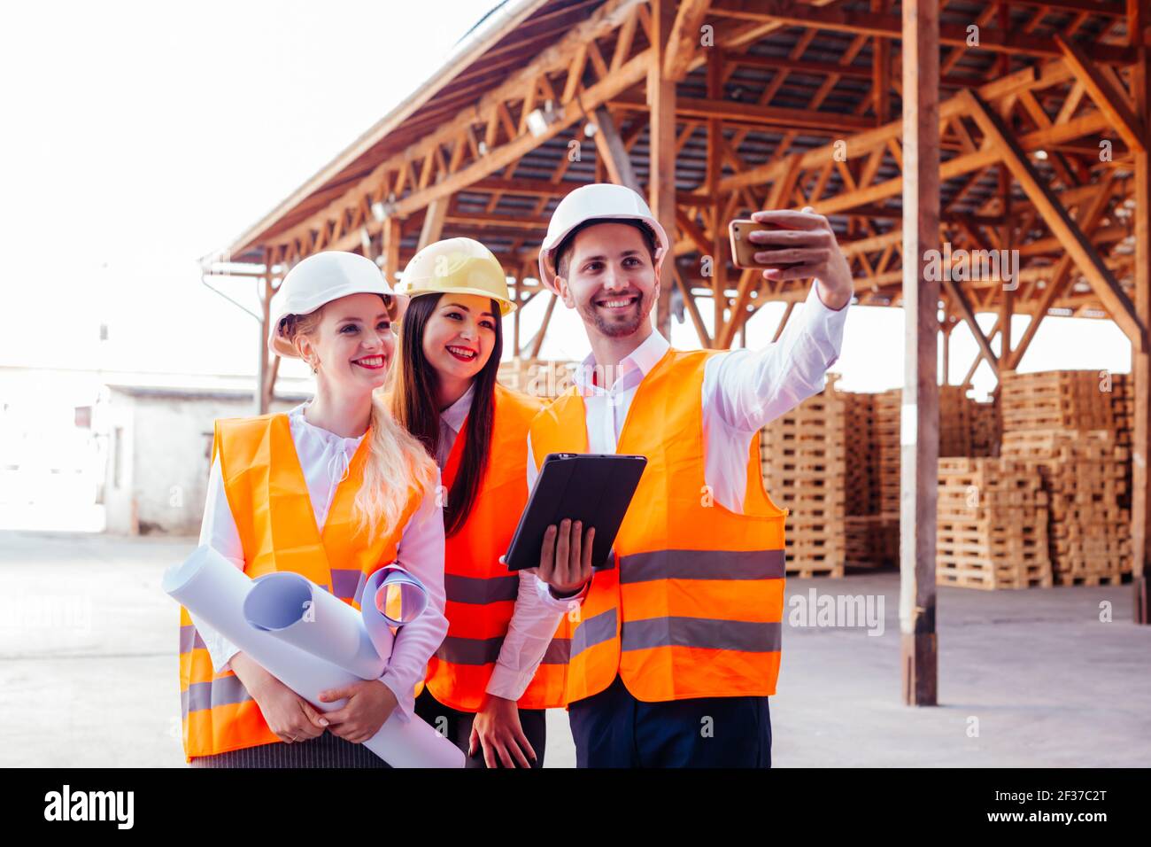 Engineers video call hi-res stock photography and images - Alamy