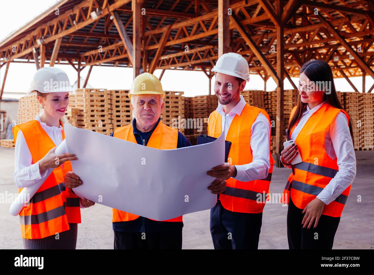 Elderly builder civil engineer hi-res stock photography and images - Alamy