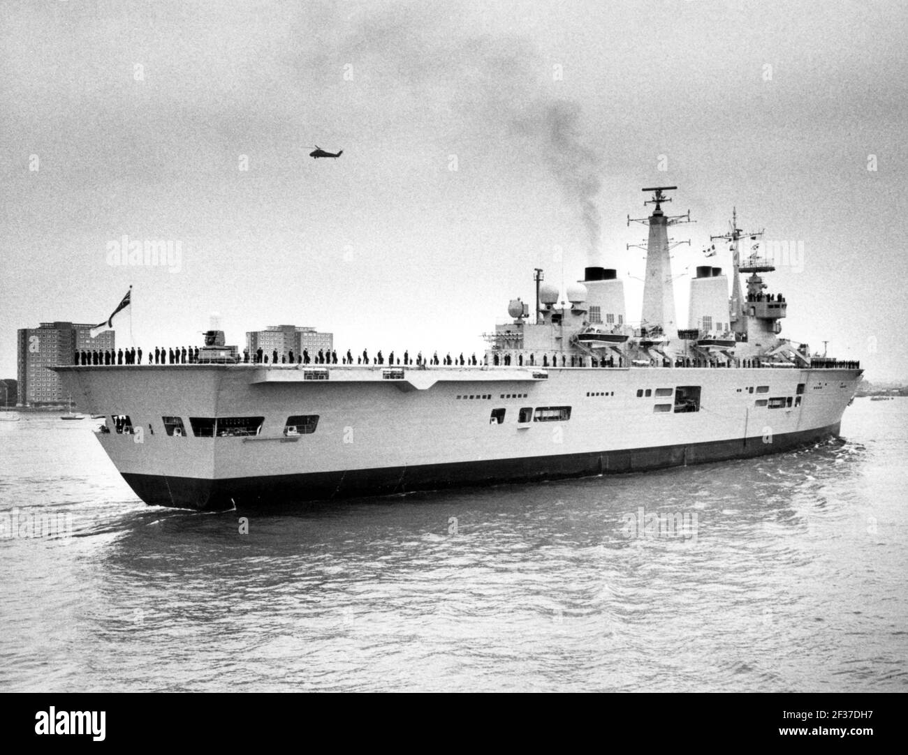 HMS ILLUSTRIOUS RETURNS TO PORTSMOUTH FROM THE FALKLANDS 1983 PIC MIKE ...