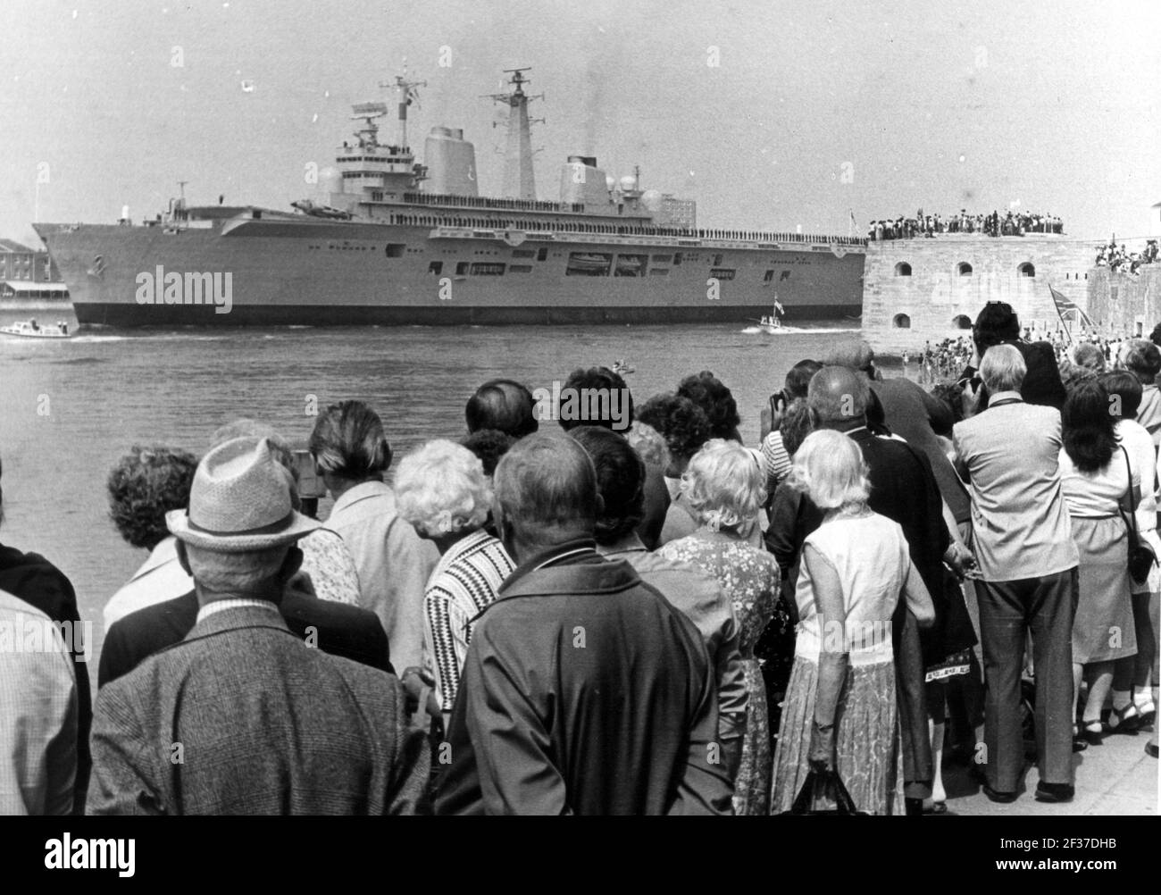 LARGE CROWDS LINE PORTSMOUTH HARBOUR ENTRANCE AS HMS ILLUSTRIOUS LEAVES ...