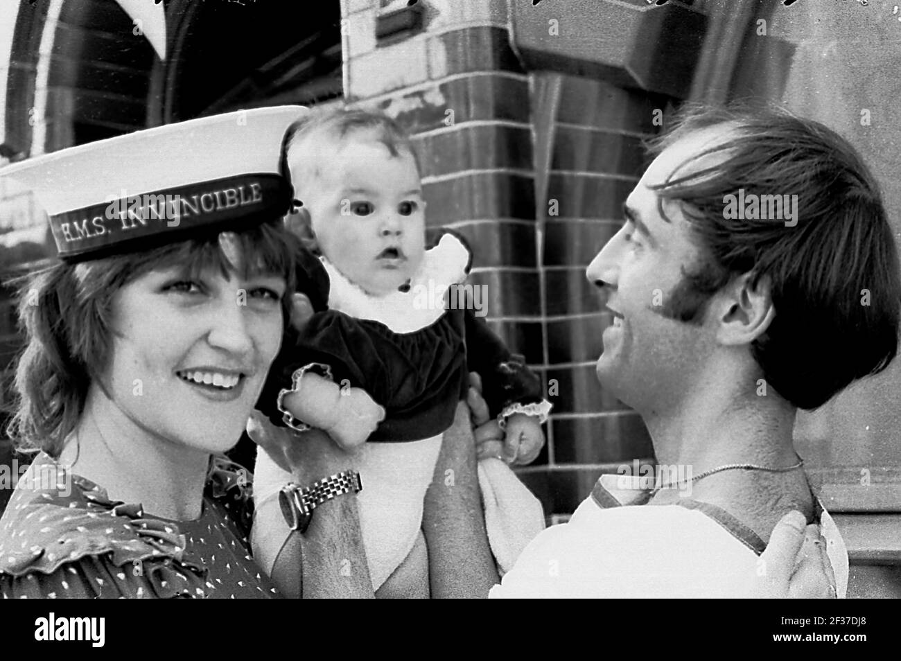 LEADING COOK CLIVE GRETTON, WIFE KAREN AND BABY STACEY SEES HIS BABY ...