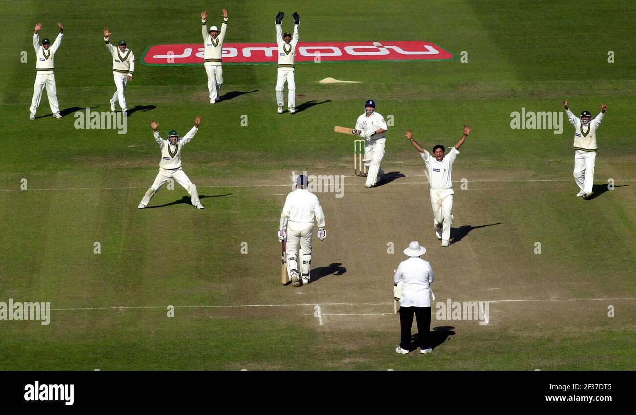 NOT OUT LBW JUNE 2001CRICKET 2nd TEST ENGLAND V PAKISTAN Stock Photo ...
