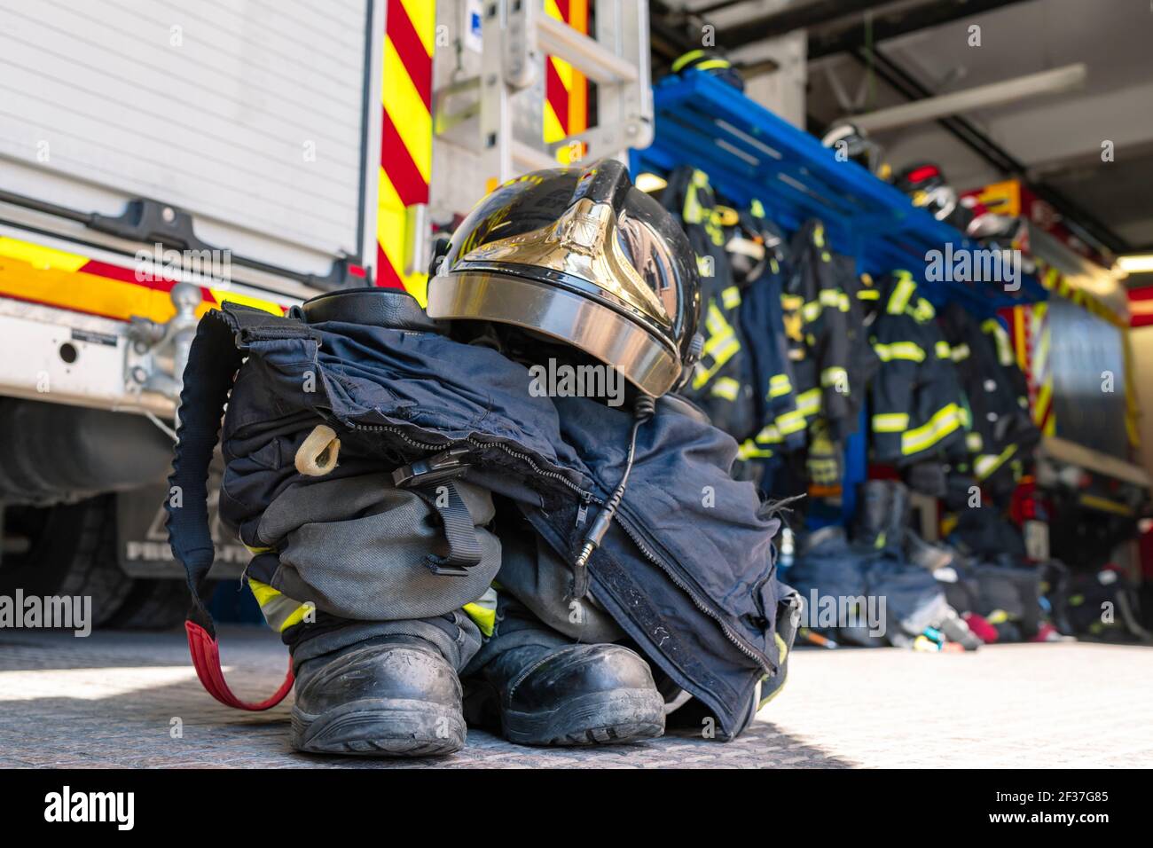 firefighter equipment to work in emergency Stock Photo - Alamy
