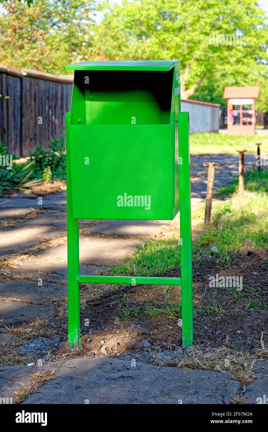 Painted dumpster hi-res stock photography and images - Alamy