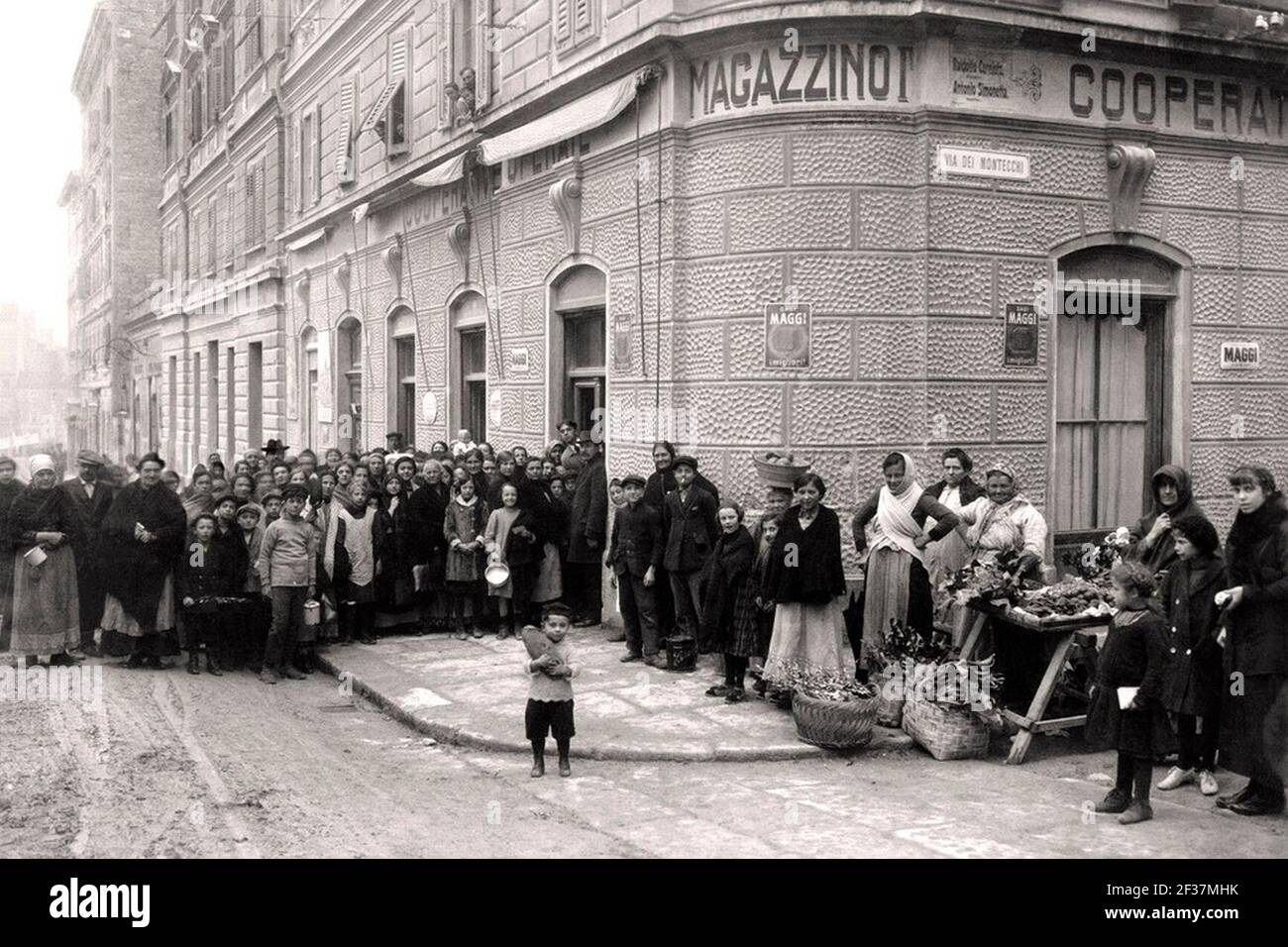 Primo spaccio delle Cooperative Operaie di Trieste aperto a San Giacomo ...