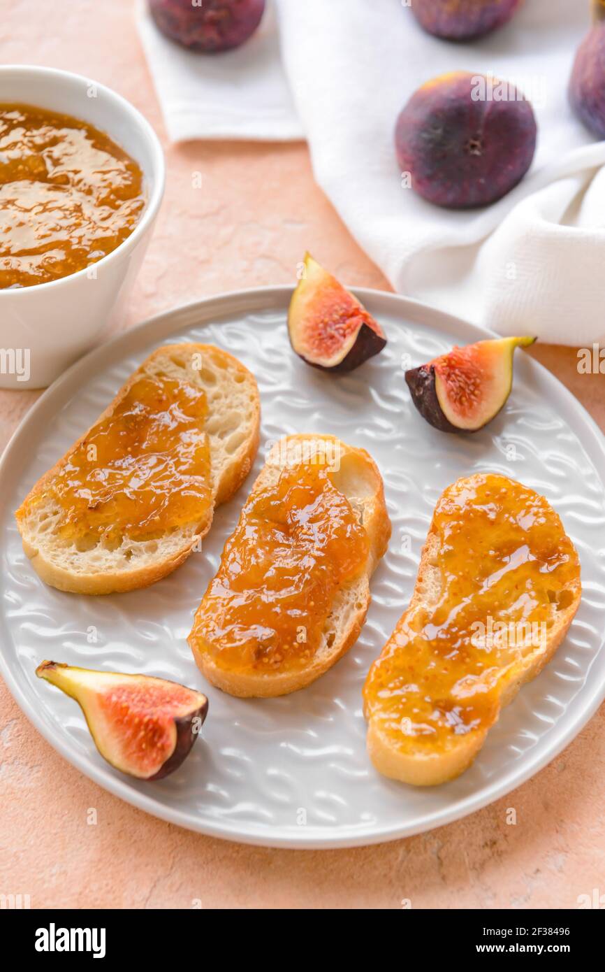 Toasts with sweet fig jam on color background Stock Photo - Alamy