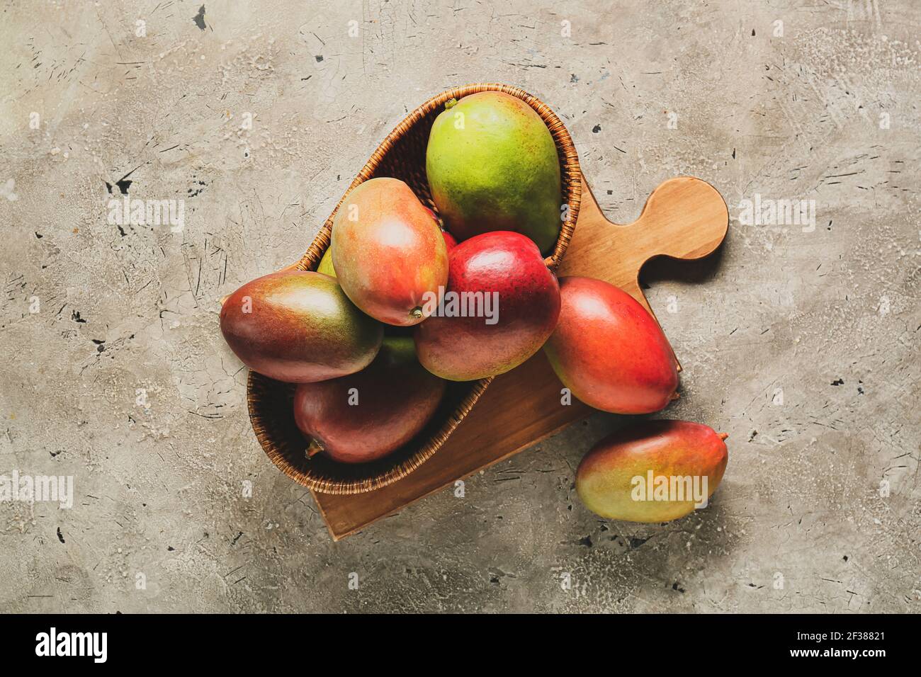 Basket sweet ripe mangoes hi-res stock photography and images - Alamy