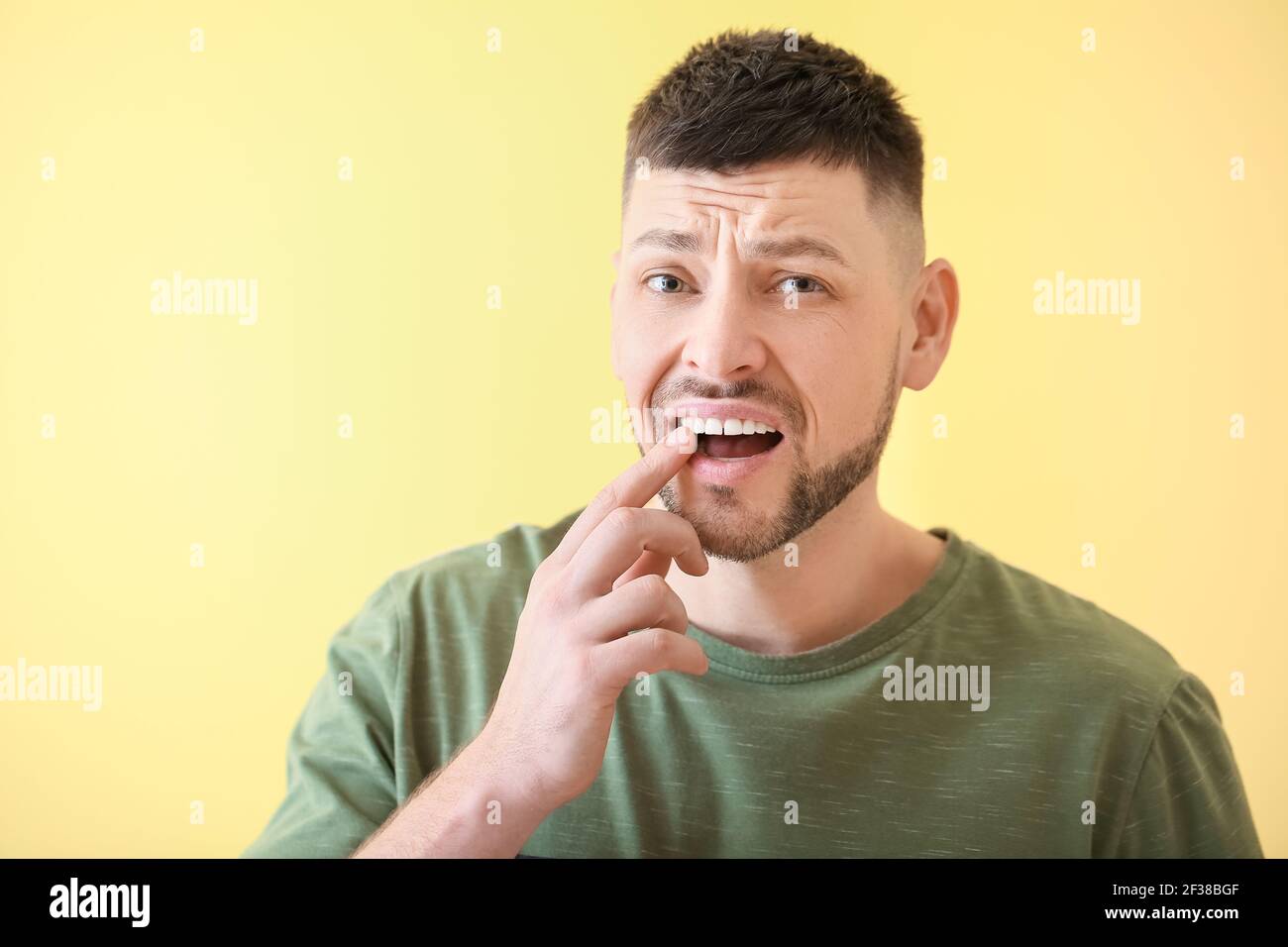 Man suffering from tooth ache on color background Stock Photo - Alamy