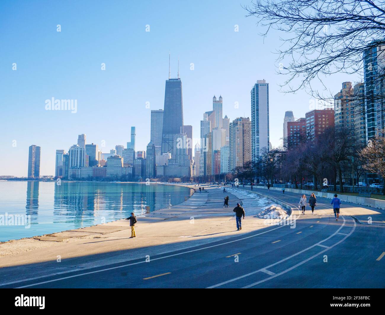 Chicago Lakefront Trail, skyline and Lake Michigan Stock Photo - Alamy